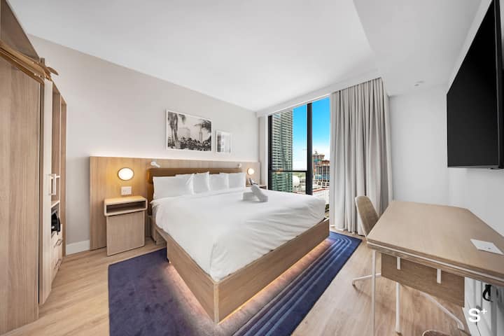 Modern 1bd + Den With City Views - Miami