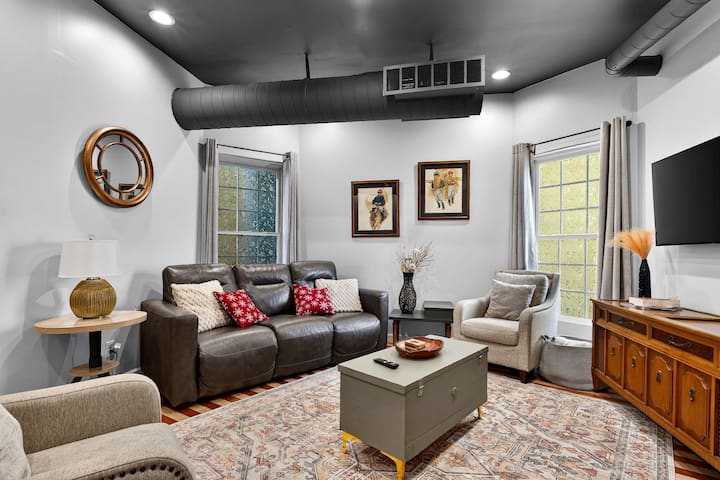Spacious Dual-unit Louisville Retreat For Groups! - Louisville, KY