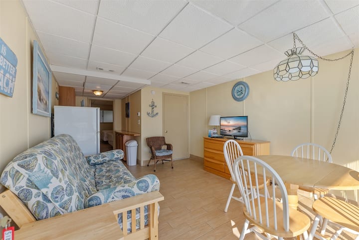 Beach Block Condo With A Pool And Ocean Views! - 와일드우드 크레스트