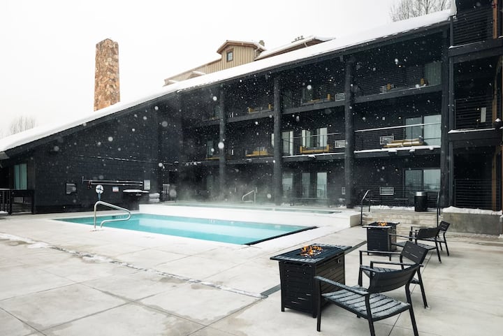 2 Mountain Lodges Near Ski Adventures - Parking - Jackson, WY