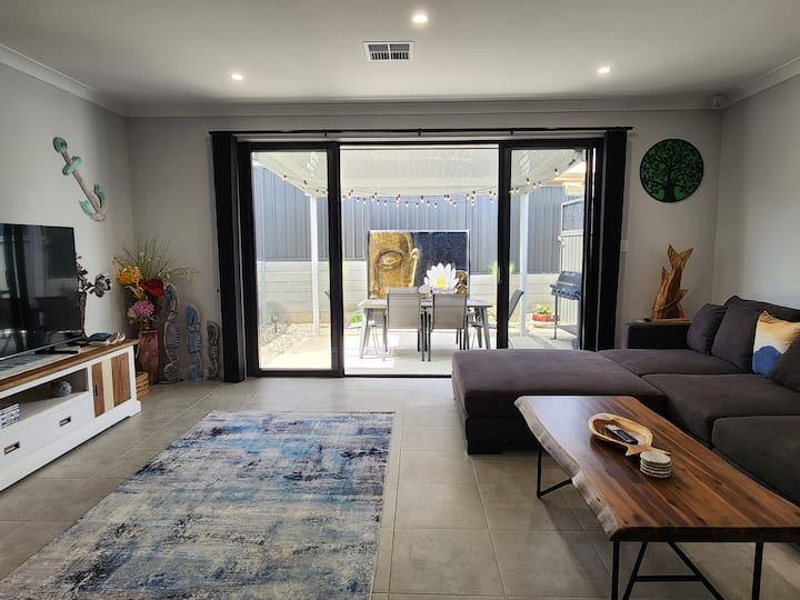 Minutes To The Beach! King Bed W/tv, Spa Bath - Adelaide