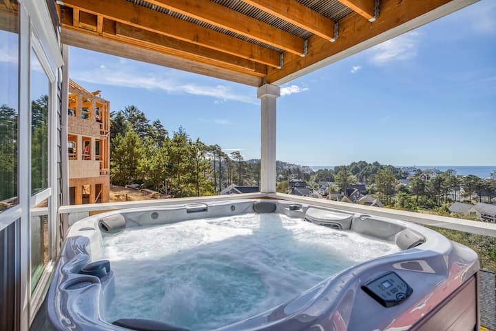 Oceanview Stay W/ Hot Tub & Olivia Beach Access - リンカーン・シティ, OR
