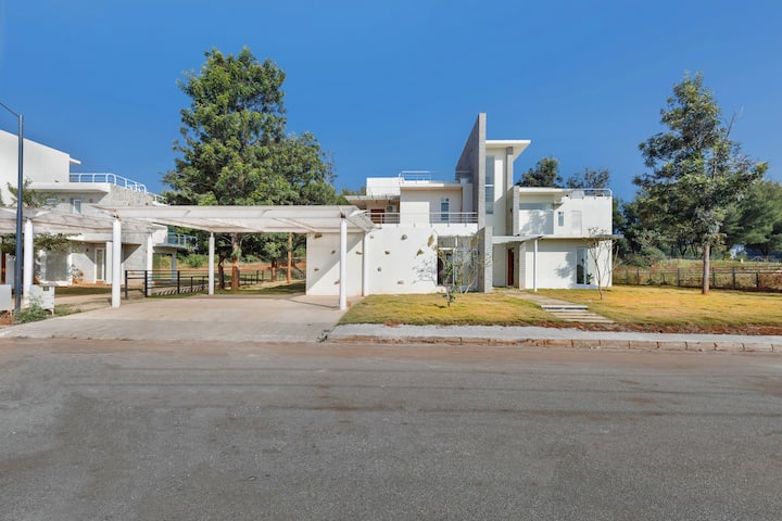 Golfer's Arena By Stayjade| Jacuzzi|pool Table|ps5 - Hosur