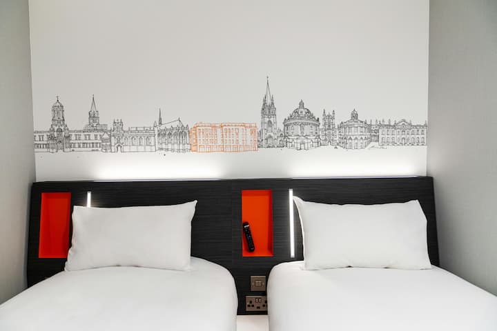Simple Twin Room In Easyhotel Oxford - Oxford