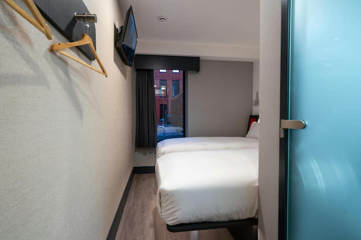 Simple Twin Room In Easyhotel Oxford - Oxford