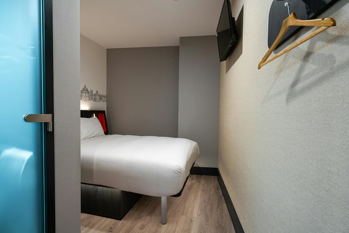 Windowless Double Room In Easyhotel Oxford - Oxford
