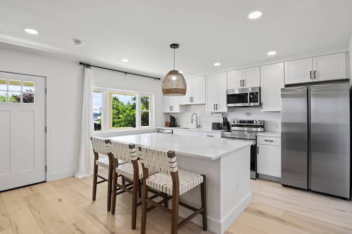 New Luxury Apartment | Sodus Point | 2 King Beds - Sodus Point, NY