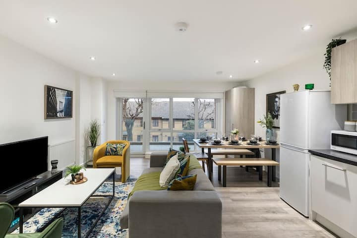 A Splash Of Color: Spacious & Funky 3-br Flat - East Ham - London