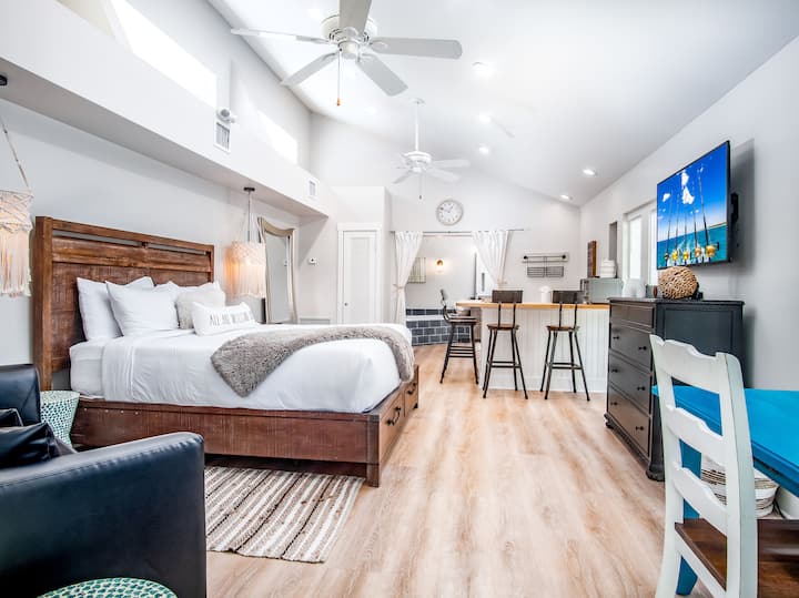 Honeymoon Palm Suite Near Higgs Beach - Key West, FL