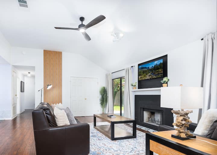 Cozy, Round Rock Retreat! Modern | Sleeps 10 - Round Rock, TX