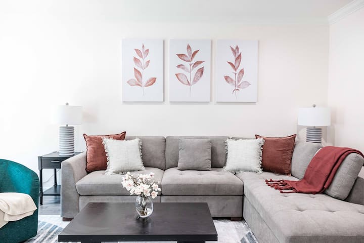 Bright 3 Br Home, Master Suite, Pool - Carson, CA