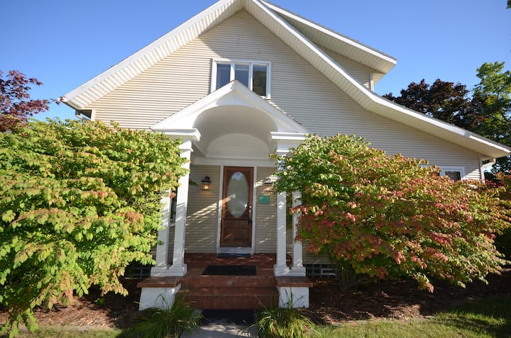 Lower-level Home In Suttons Bay. Ac. Walk To Water - Suttons Bay, MI
