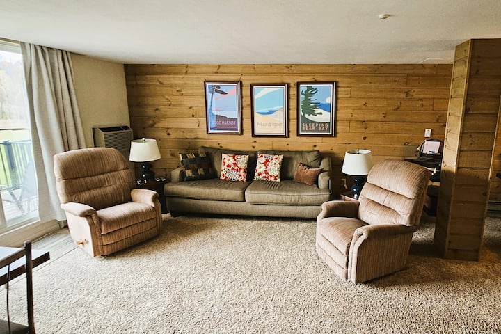 Spacious Townhouse In Leelanau County. Shared Pool - Glen Arbor, MI