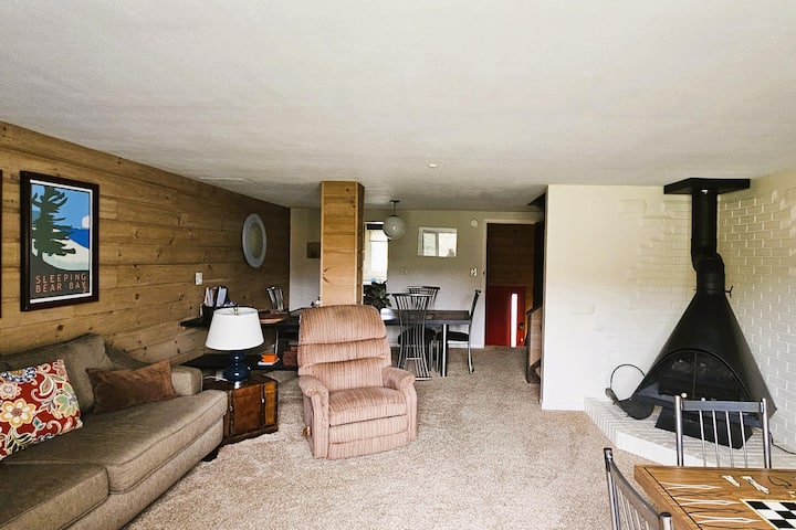 Spacious Townhouse In Leelanau County. Shared Pool - Glen Arbor, MI