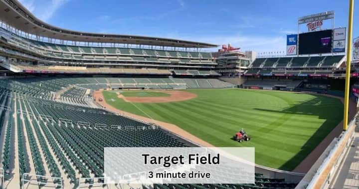 11th Floor 2b2b | Gym | Pool | 1 Mile To Us Bank - Minneapolis, MN