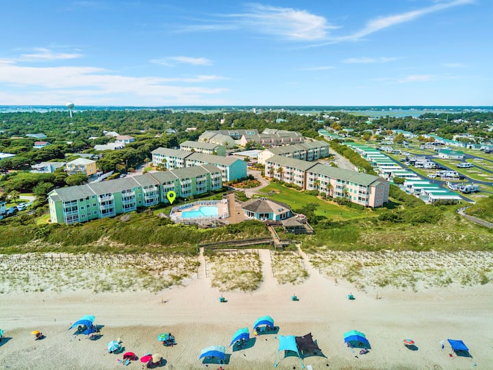 Beach & Pool Front Cozy Condo At Pebble Beach - Emerald Isle, NC