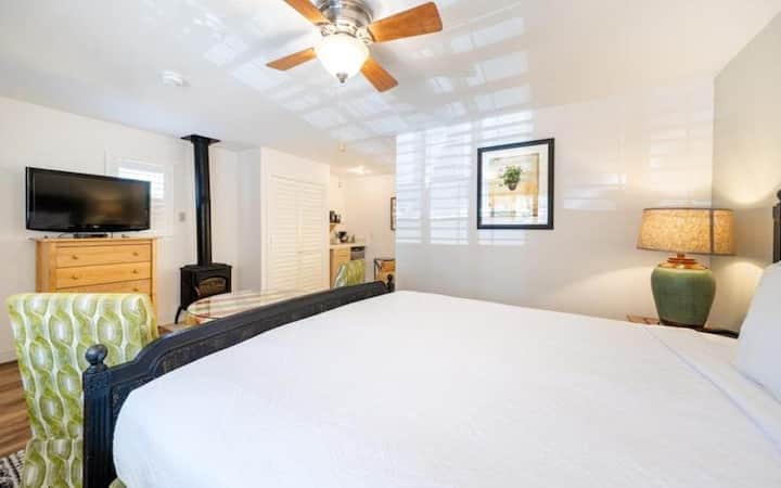 Historic Charmer Dates Back To The 1940s - Calistoga, CA