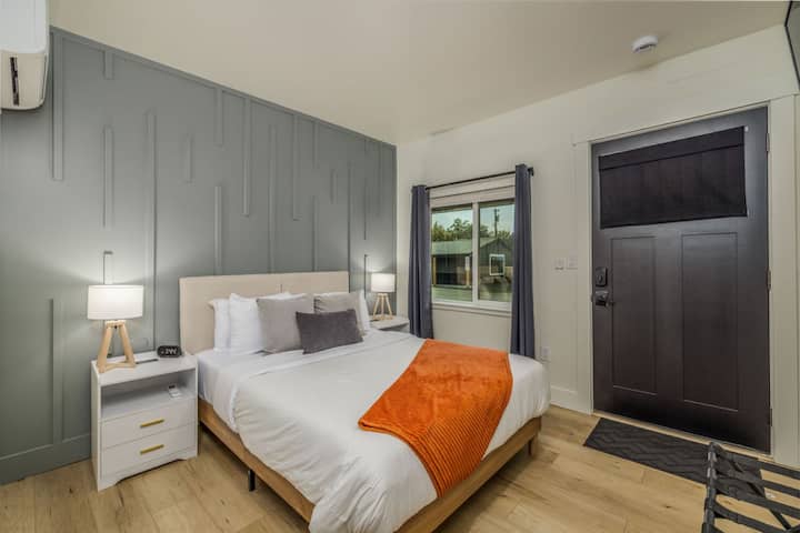 The Flats - Suite #2 - Full Size Bed -Pet Friendly - Coeur d'Alene, ID