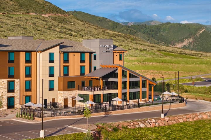 Near Beaver Creek + Free Breakfast, Bar & Pool - Beaver Creek, CO