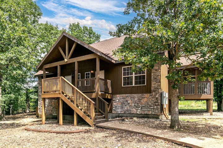 Stonebridge Lodge!  New Recliner, Fireplace, King - Reeds Spring, MO