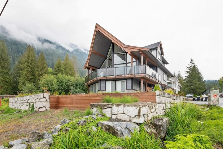 Steps From The Lake With Water & Mountain Views - Hope