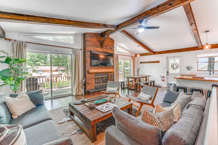 Private Hot Tub: Tree-lined Poconos Home! - Pocono Lake