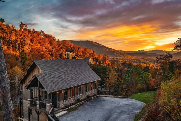 Kiki's Cabin: Fire Pit Nights & Hot Tub Bliss! - Pigeon Forge, TN