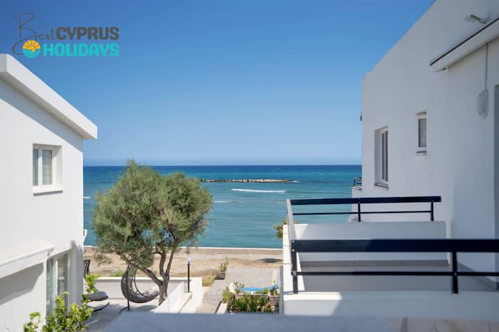 Sea Front Luxury Apartment - Ороклини