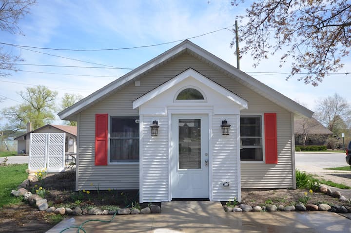 Studio Cottage In Suttons Bay. Walk To Water. Pet. - Suttons Bay, MI