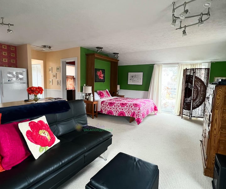 Studio Cottage In Suttons Bay. Walk To Water. Pet. - Suttons Bay, MI