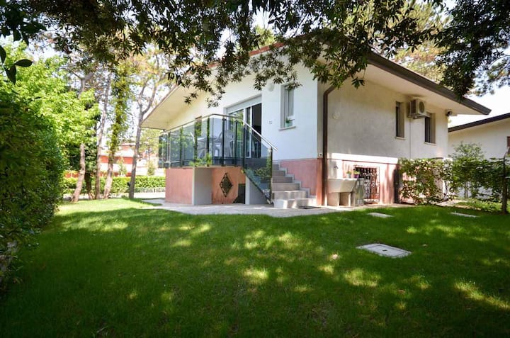 Villa Mit Klimaanlage Und Balkon - Bibione