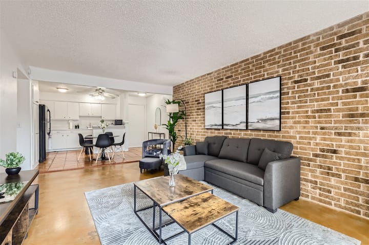 2b Getaway | Walk Dtwn | Sleeps 6 | Pool + Prkg - Austin, TX