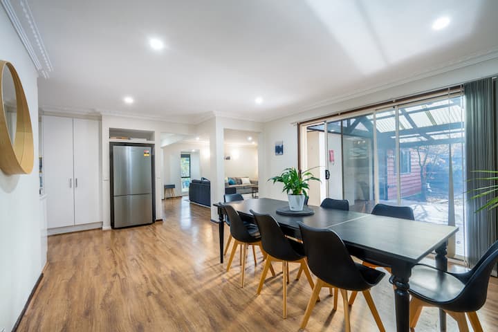 Serene And Spacious Retreat On The Hills - Beaconsfield, Australia