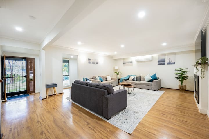 Serene And Spacious Retreat On The Hills - Cranbourne