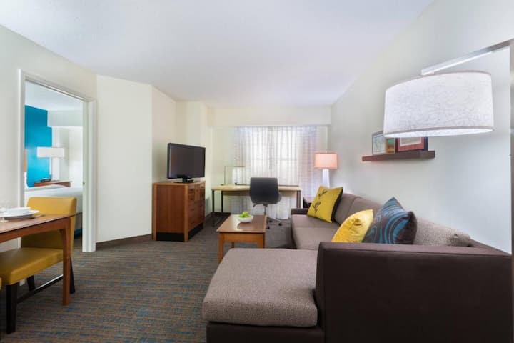 St. Louis Suite L Swimming. Gym. Free Breakfast. - St. Louis, MO