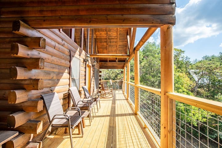 Family Cabin Near Dollywood! Arcade, Hot Tub & Fun - Pigeon Forge, TN