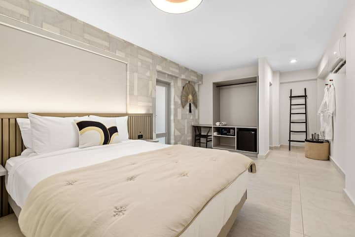 Steps From The Beach With Private Balcony - San Juan