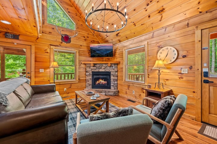 Cozy Retreat| Fire Pit|hot Tub|pool Table - Gatlinburg, TN