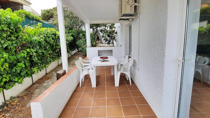 Carboneres 6 Planta Baja En El Centro Urbano Con Terraza Y Aparcamiento. - Llançà