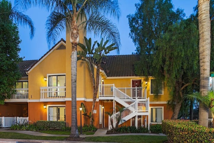 Spacious Bi-level Loft, Clementine Hotel, Kitchen - Orange, CA