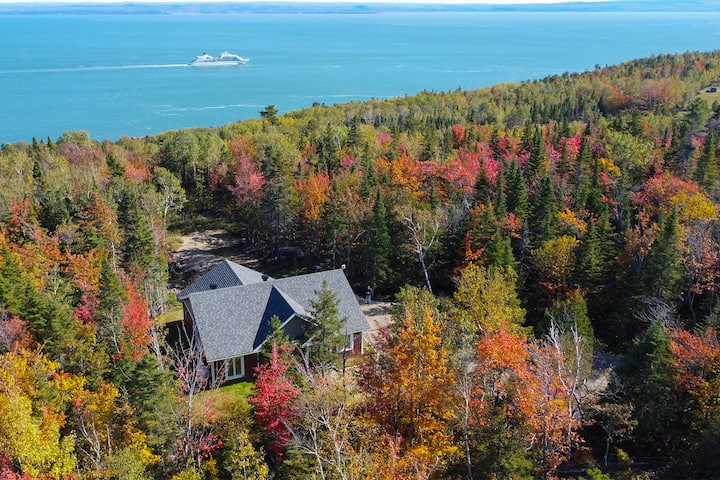 Situé Dans Un Secteur Très Boisé - La Malbaie