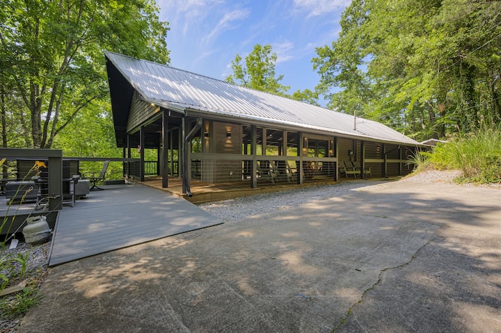 Luxury Mountain Retreat For Your Whole Group - Gatlinburg, TN