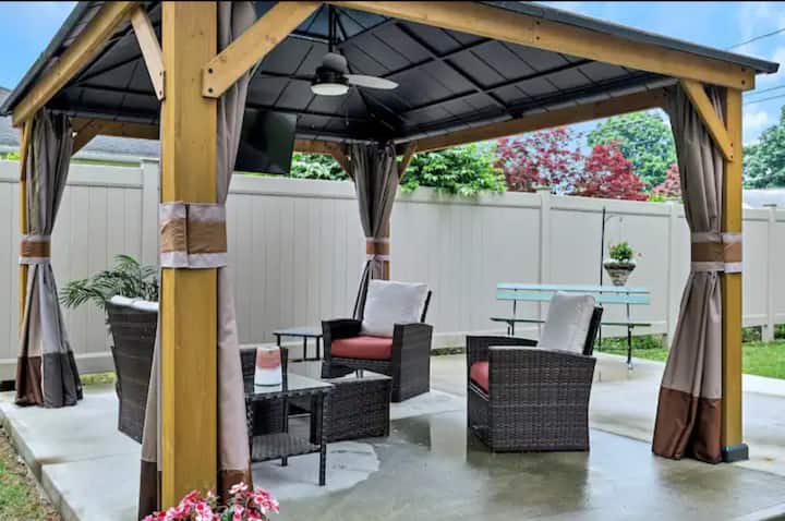 The Saratoga Hideaway|gazebo|short Walk To Track - Saratoga Springs, NY