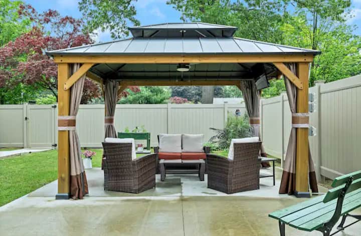 The Saratoga Hideaway|gazebo|short Walk To Track - Saratoga Springs, NY