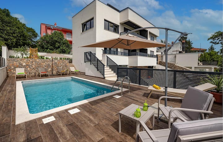 Gorgeous Home In Novi Vinodolski - Novi Vinodolski