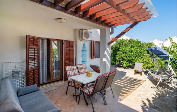 2 Bedroom Nice Apartment In Sutivan - Sutivan