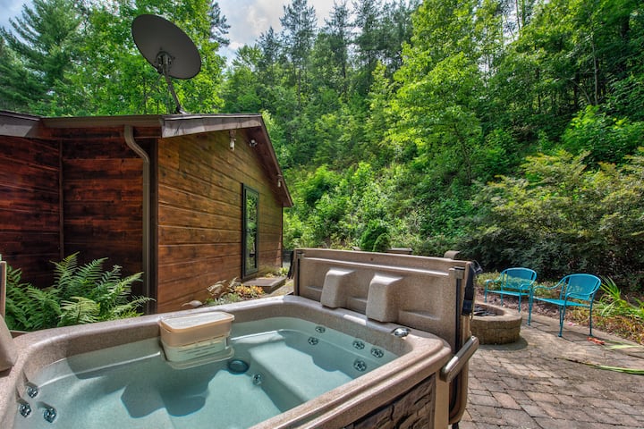 Tranquil 1bd/2ba Cabin Hot Tub-scrn Porch-fire Pit - Pigeon Forge, TN