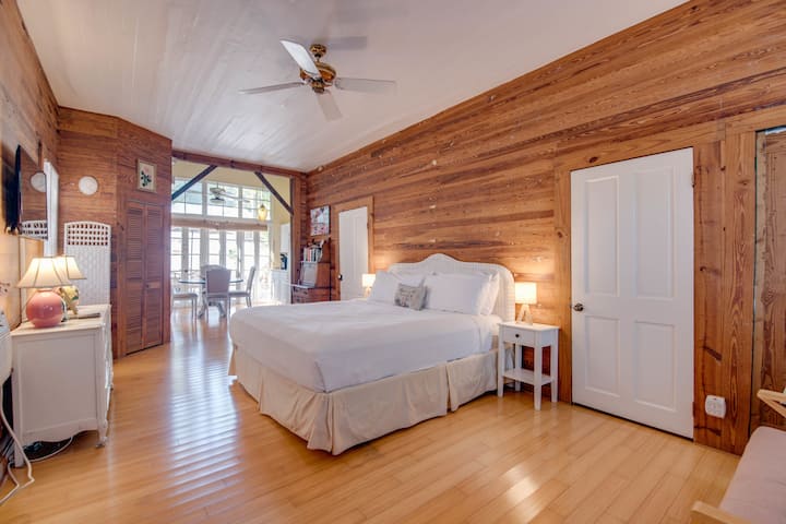 Rose Petal Petite Suite - Near Duval Street - Key West, FL