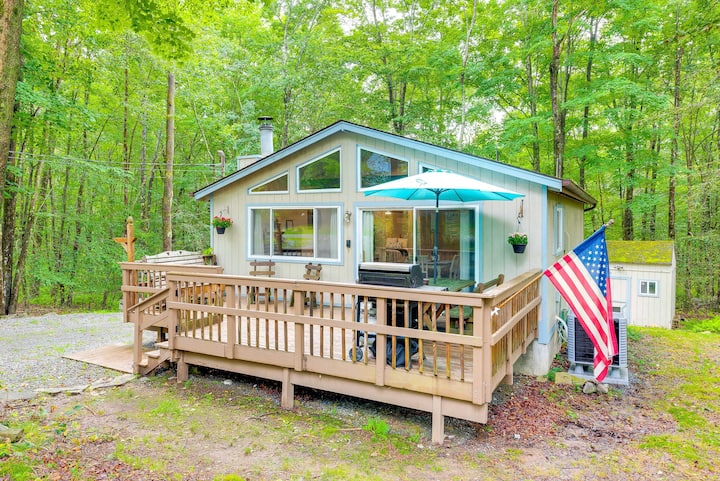 Pet-friendly Pocono Lake Abode W/ Deck & Fire Pit! - Pocono Pines, PA