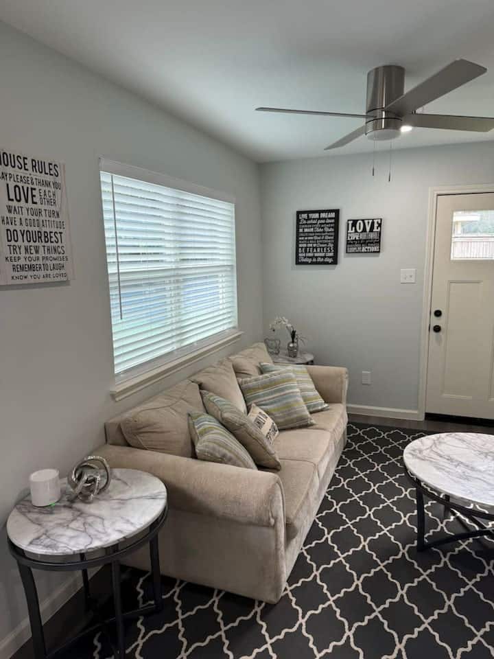 Spacious 1 Bdrm House Montrose - Bellaire, TX